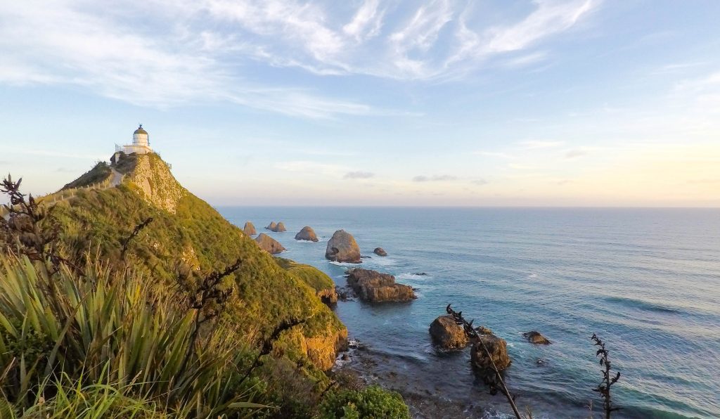 Quand le phare s’allume, le manchot sèche ses plumes – Wanderlust ...